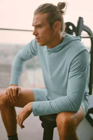 Ruru99 　alo yoga COVER LONG SLEEVE Alo Yoga Conquer Reform Long Sleeve With Hood Top - Desert Sage